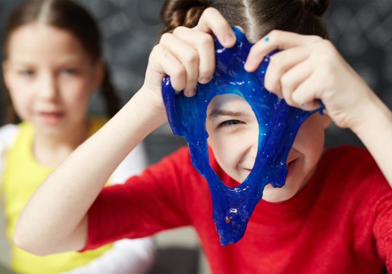 Como fazer slime com cola: 5 receitas simples